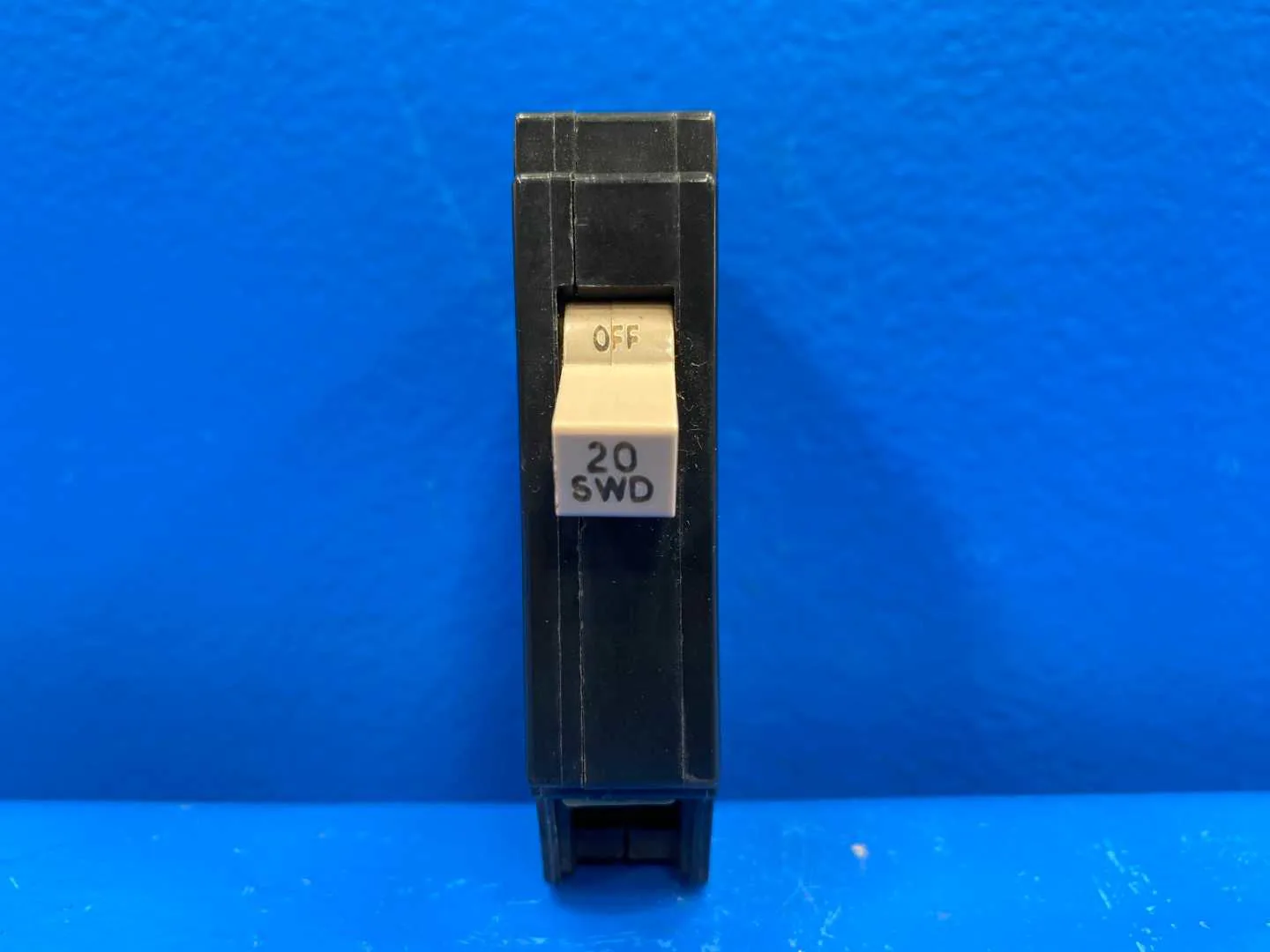 Eaton CH120, 20 Amp SWD Circuit Breaker 120/240V
